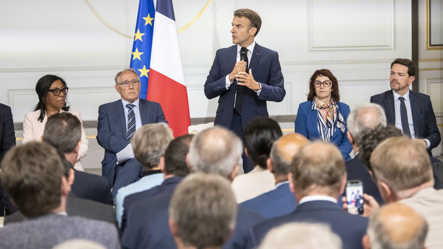 Emmanuel Macron prend son temps face aux violences post-mortem de Nahel malgré une pression ...