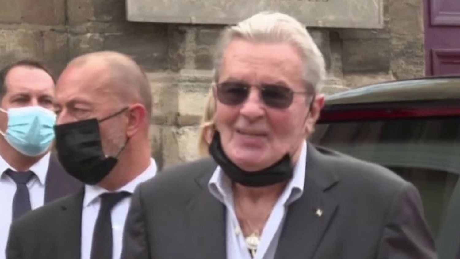 Enfants d'Alain Delon portent plainte contre sa dame de compagnie pour ...