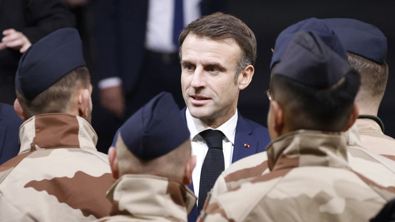 Emmanuel Macron en Jordanie : priorité aux troupes, malgré la crise politique en France