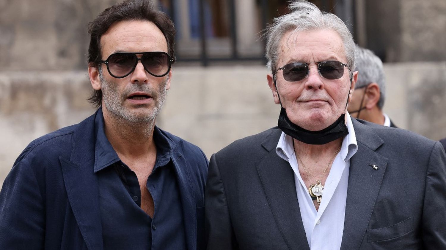 Alain Delon porte plainte pour diffamation contre son fils Anthony ...