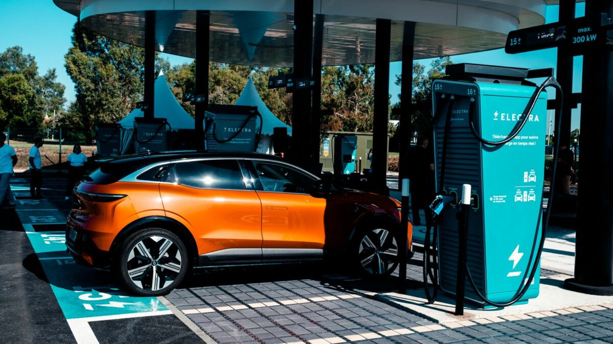 Record d'immatriculations de voitures électriques en France en 2023 ...