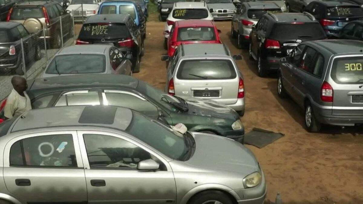 Voitures d'occasion d'Europe trouvent nouvelle vie dans les parcs automobiles africains