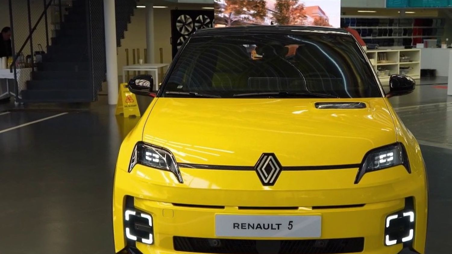 Renault réinvente son classique R5 en version électrique tout en ...