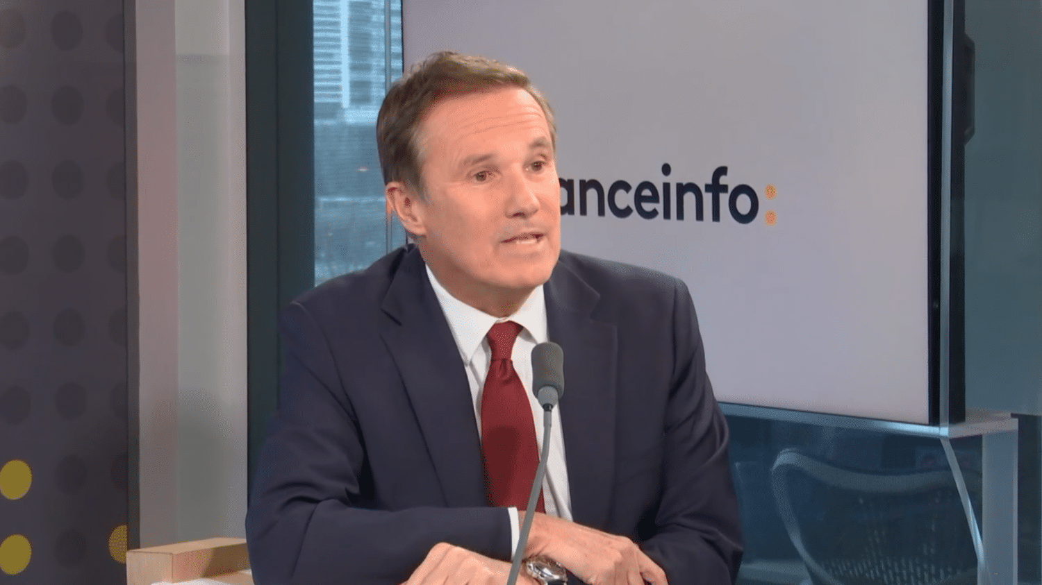 Nicolas Dupont-Aignan critique Macron sur Ukraine: 'Comme un gamin narcissique qui joue avec du feu'