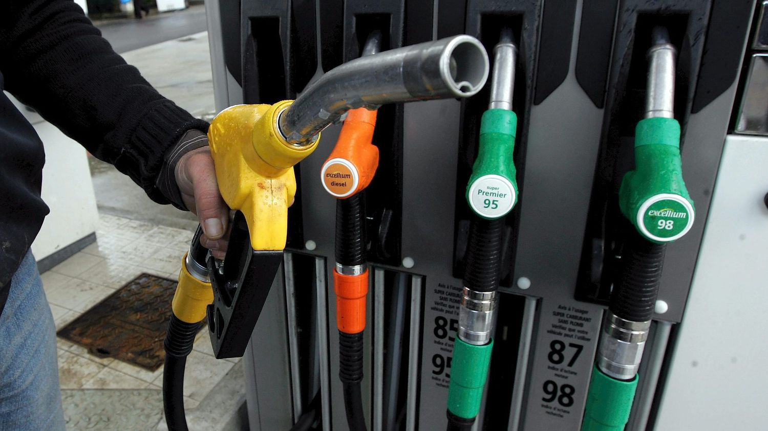 Prix des carburants en hausse suite à l'approche du baril de pétrole à ...