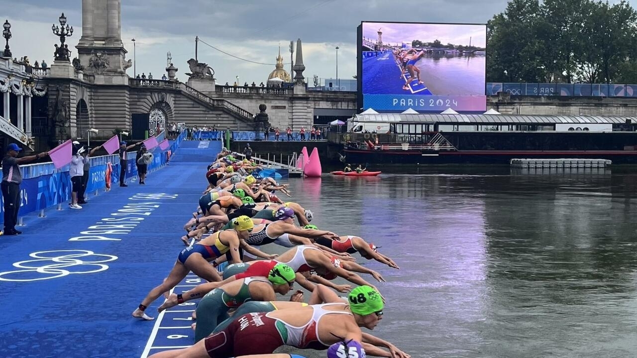 Les candidates au triathlon féminin plongent enfin dans la Seine aux ...