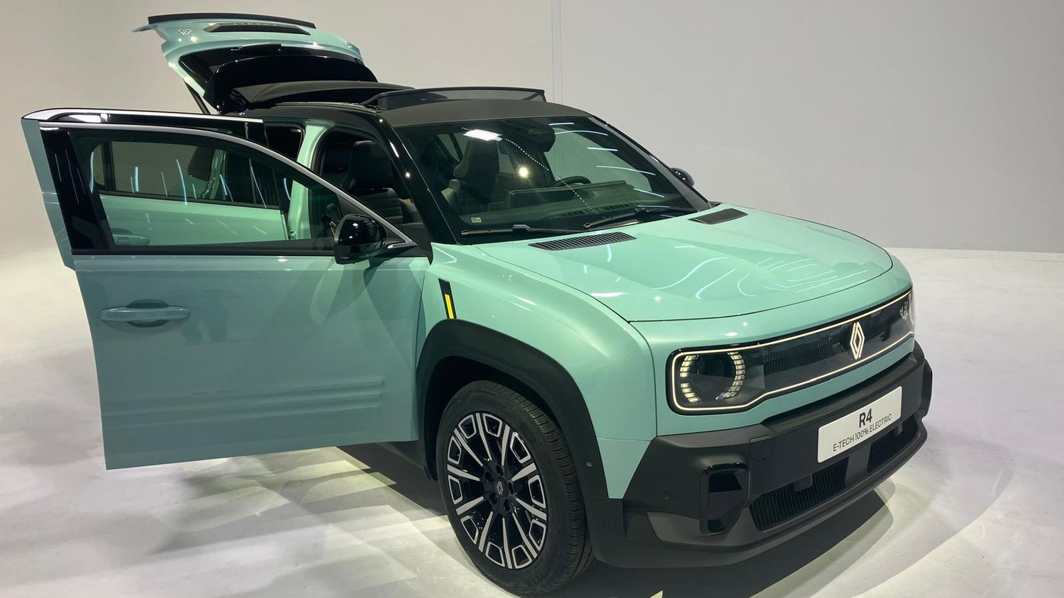 Mondial de l'auto : découverte de la nouvelle Renault 4 électrifiée ...