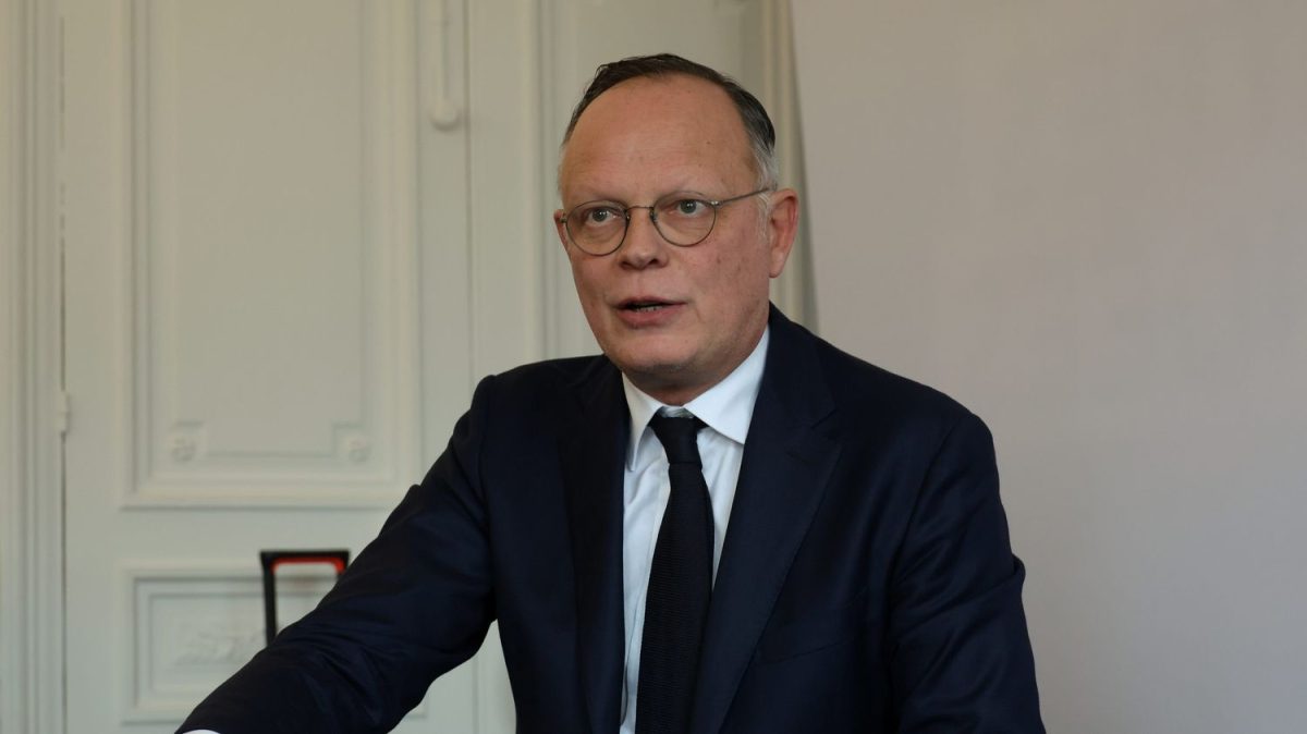 Édouard Philippe retrouve cheveux et poils sans traitement pour son ...