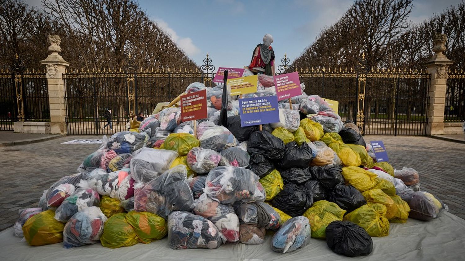 Loi anti fast-fashion: déchets textiles versés devant le Sénat pour ...
