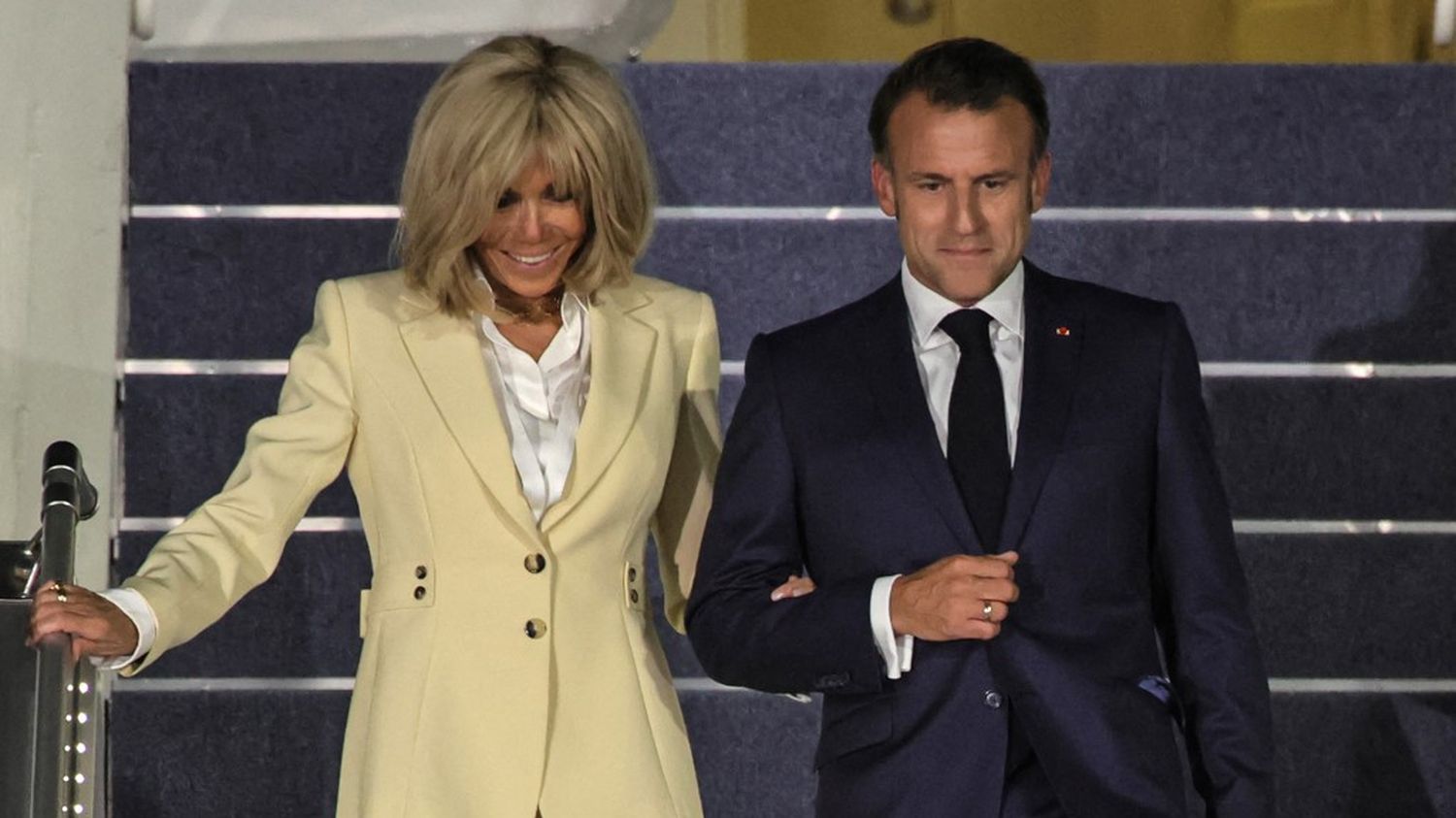 Brigitte Macron en Indonésie : geste brusque, Emmanuel Macron désamorce ...