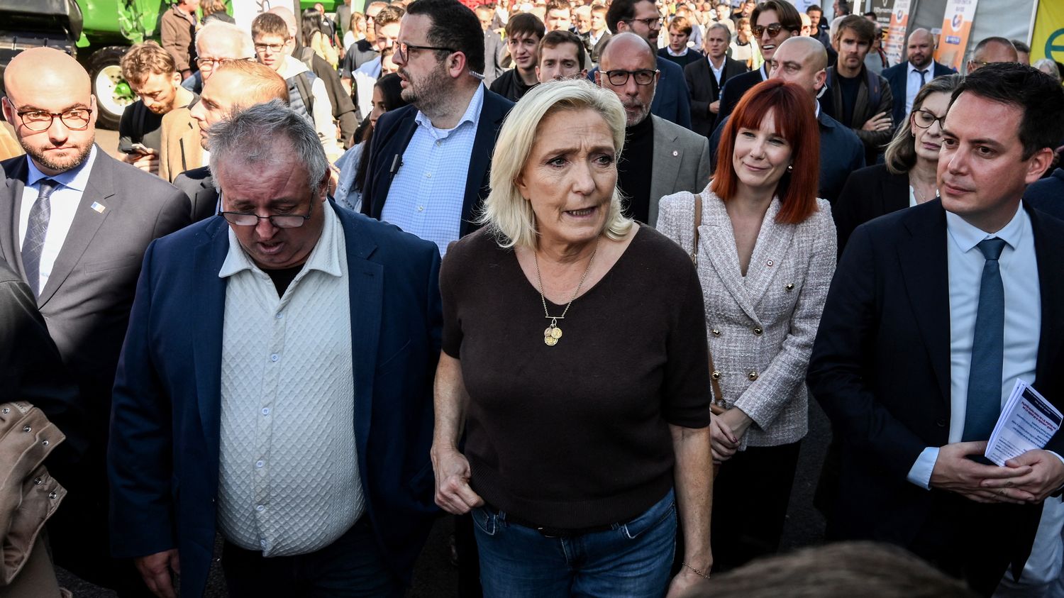 Marine Le Pen en campagne auprès des agriculteurs, loin de Matignon